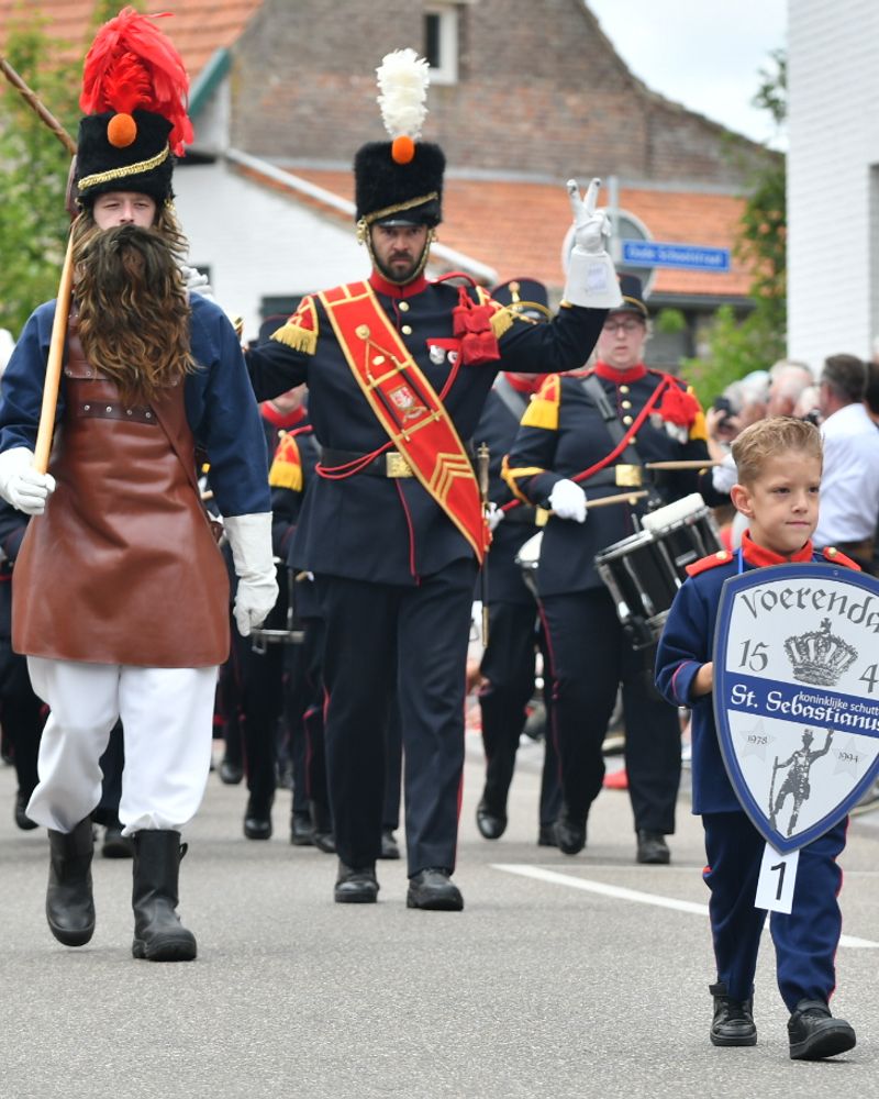 Sfeerbeelden: Zuid-Limburgse schutterijen trekken door de straten van ...