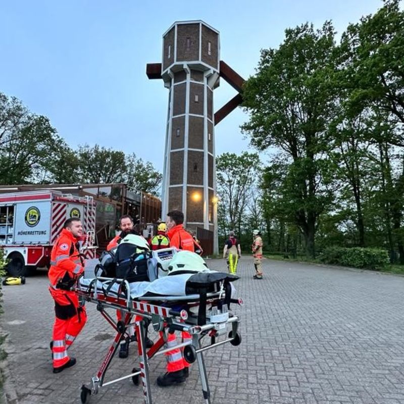 Brandweer bevrijdt kind en twee volwassenen uit lift - L1 Nieuws