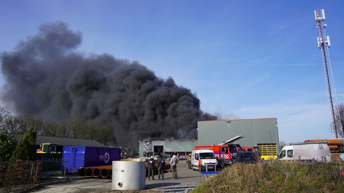 Beelden: Enorme rookontwikkeling bij brand in Heetveld - Oost