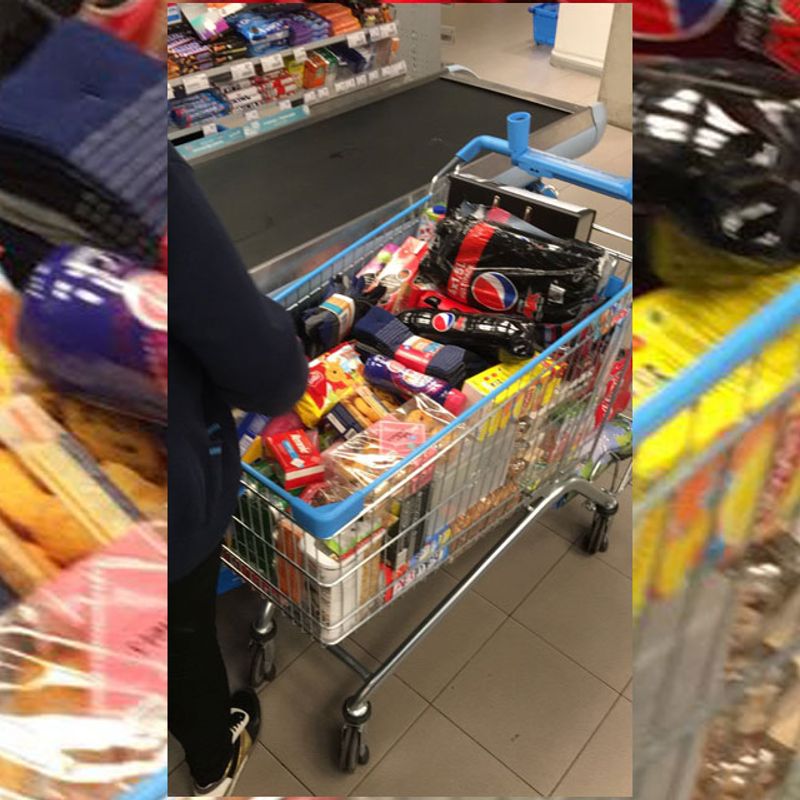 Brutaal: dievegges proberen winkelwagen vol boodschappen te pikken ...