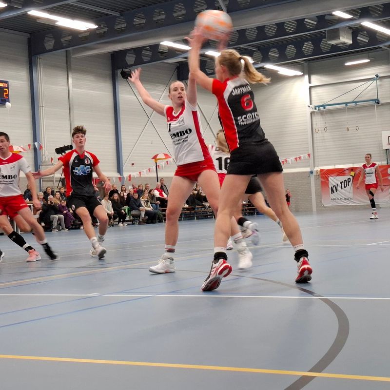 TOP verliest dik, maar coach Copoolse ziet lichtpuntjes: 'Er zat meer ...