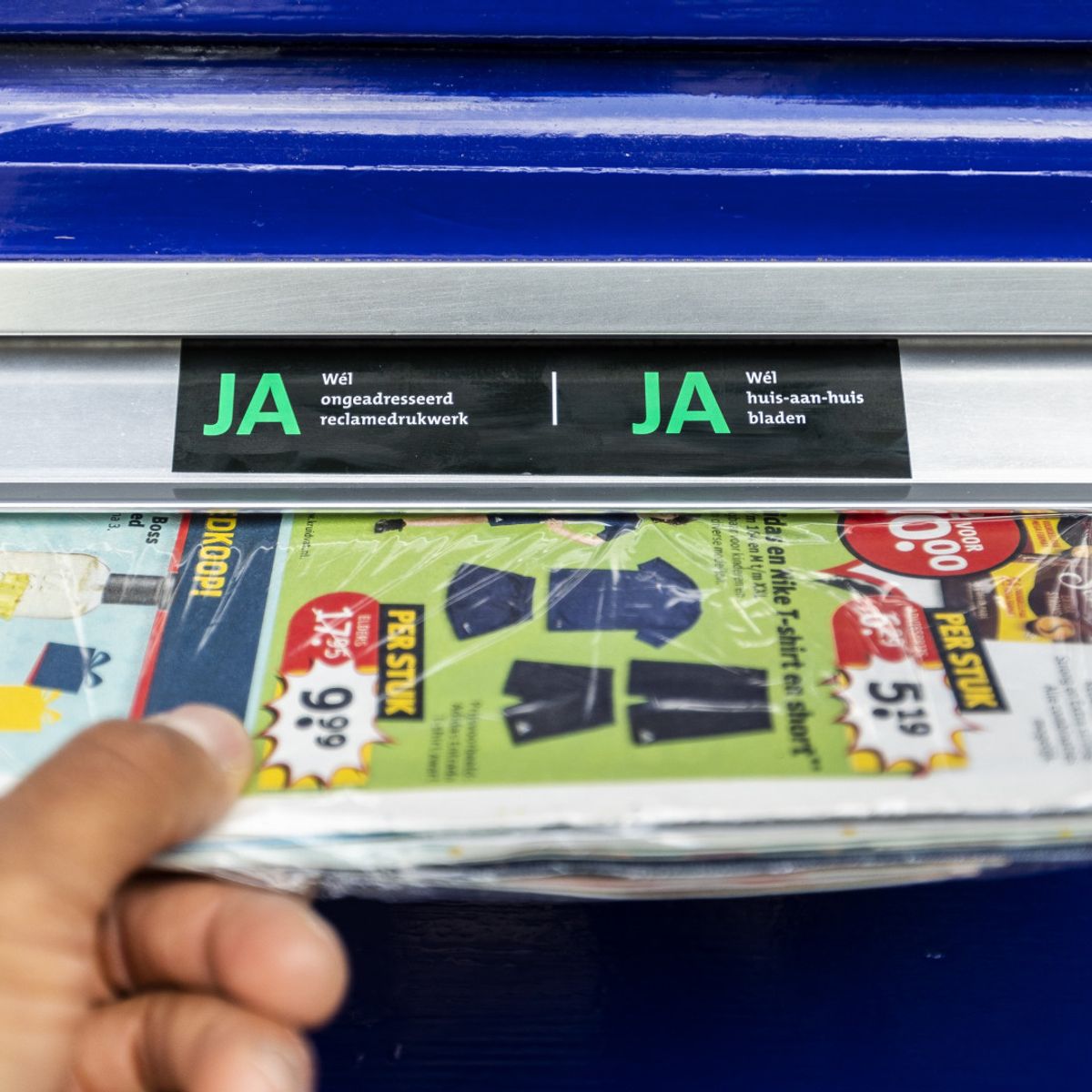 Nee-ja-sticker kan in steeds meer gemeenten zelf bij het oud papier ...