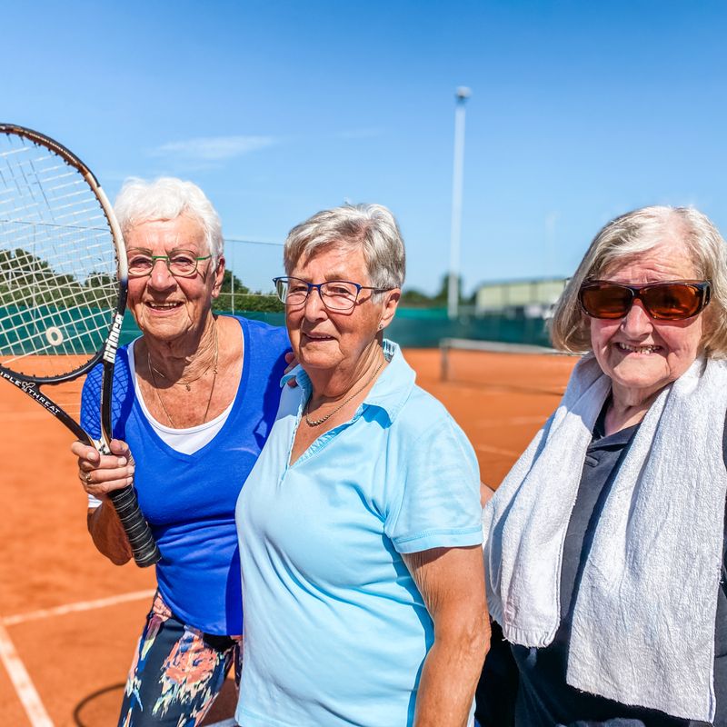 Deze tachtigers tennissen nog fanatiek: 'Maar het is ook een gemene ...