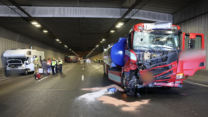 Camper en vrachtwagens botsen: ravage in tunnel, snelweg nog uren dicht - Rijnmond