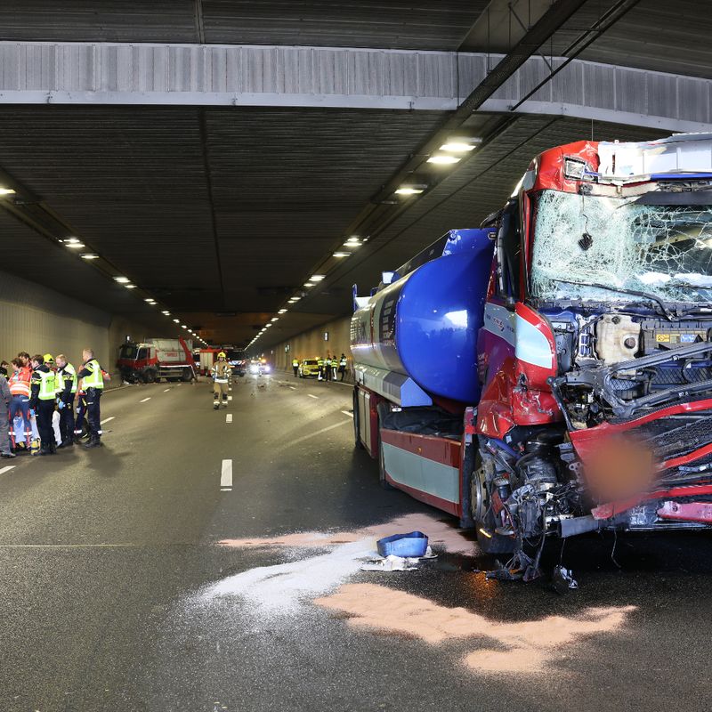 Camper en vrachtwagens botsen: ravage in tunnel, snelweg nog uren dicht - Rijnmond