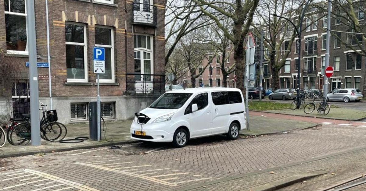 Wie weet waar de auto van Rien staat geparkeerd? Vrienden en familie ...