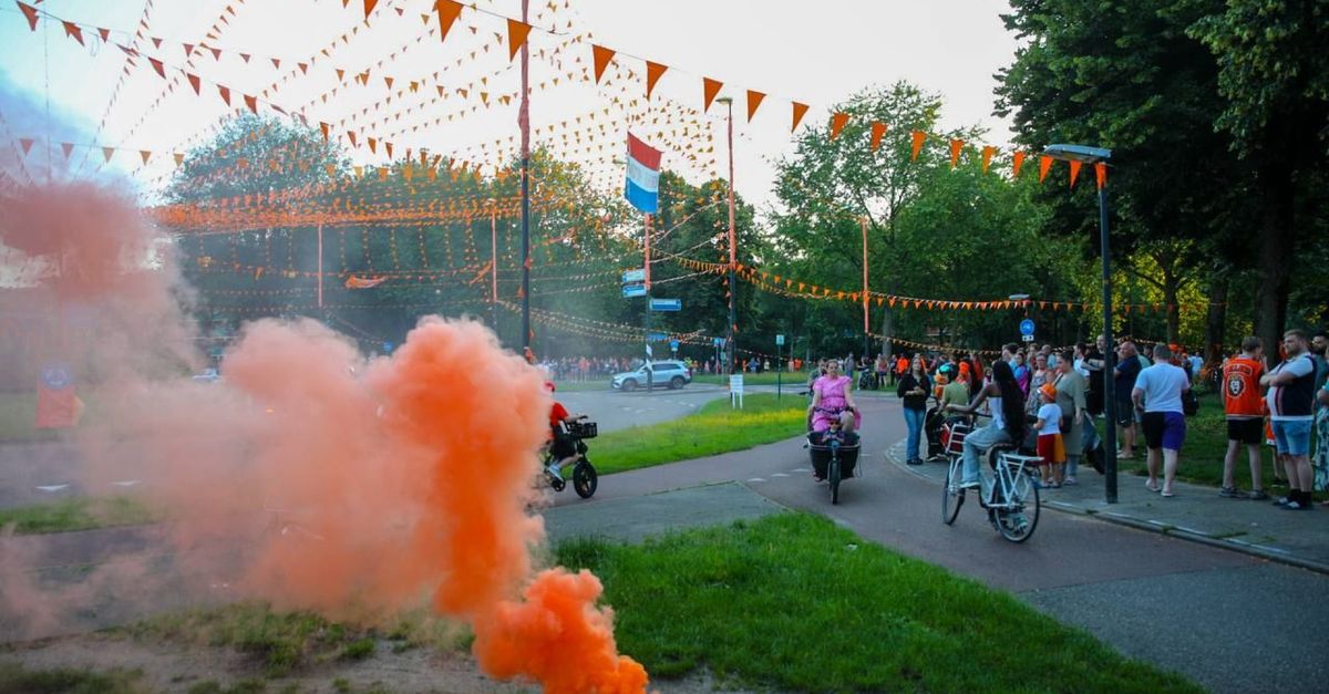 Feest barst los op rotonde na forse zege Oranje - Omroep Gelderland