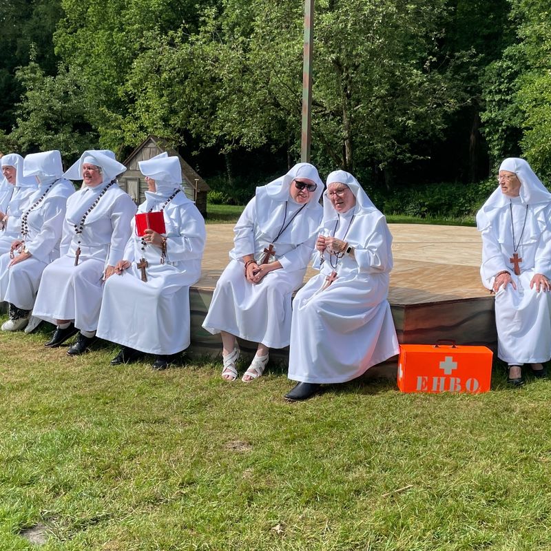 Spaanse soldaten en dansende nonnen; repetities openluchtspel Nuis in ...