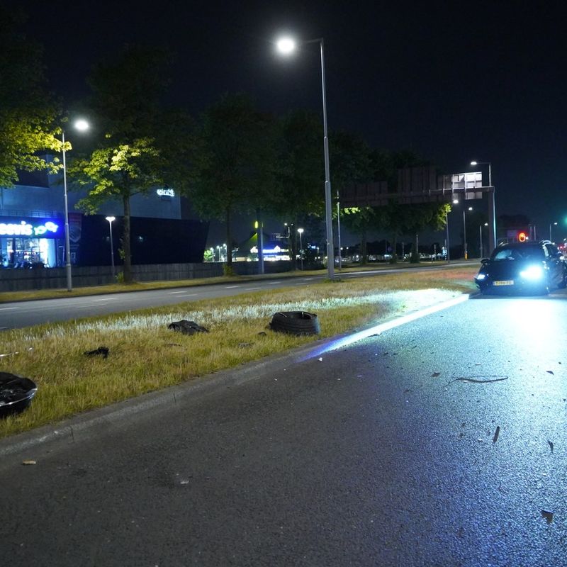 Auto verliest wiel na ongeluk, onderdelen liggen tientallen meter op de ...