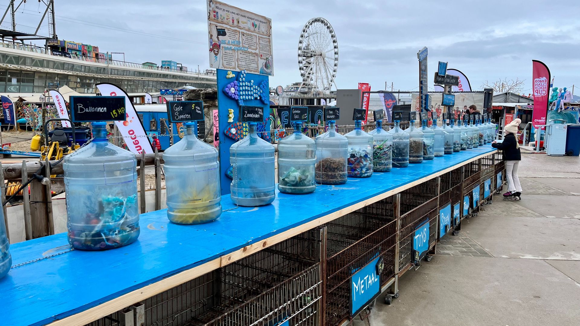Plastic zakken, blikjes en duizenden peuken drijven in zee: 'Het is ...