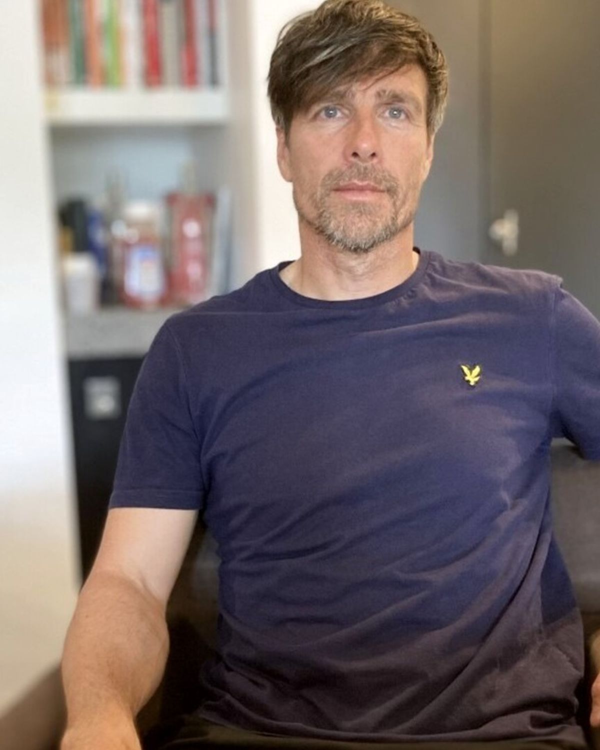 Het enige Oranje-shirt van Dennis de Nooijer ligt ergens onderin een ...