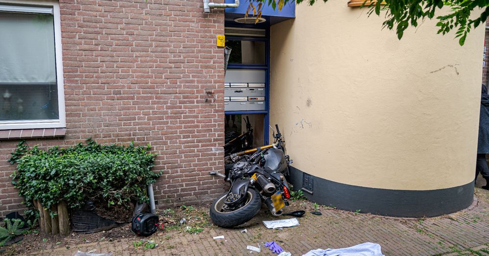 Motorrijder rijdt tegen muur en raakt zwaargewond - Rijnmond