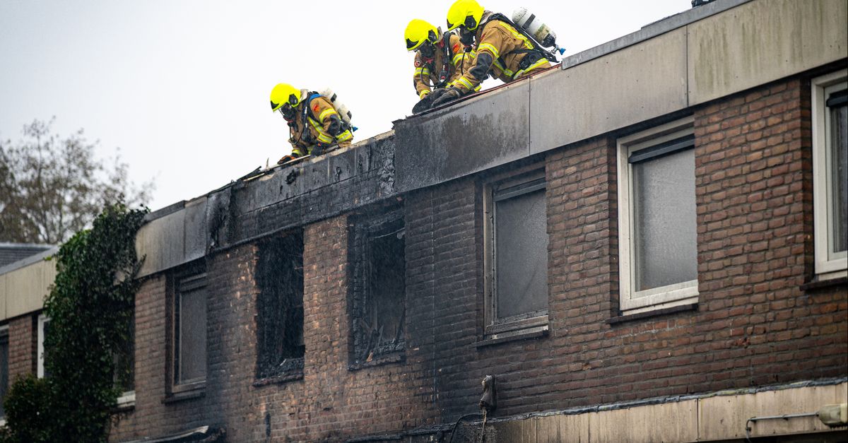 Huis zwartgeblakerd na brand, bewoners op tijd buiten | Weer explosie bij huis van familie ...