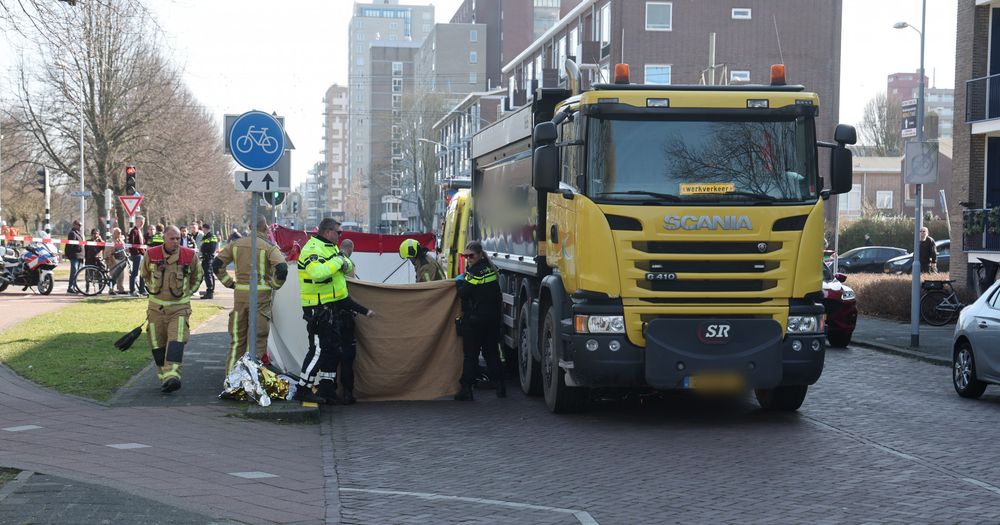 Fietser ernstig gewond na aanrijding met vrachtwagen - Omroep West