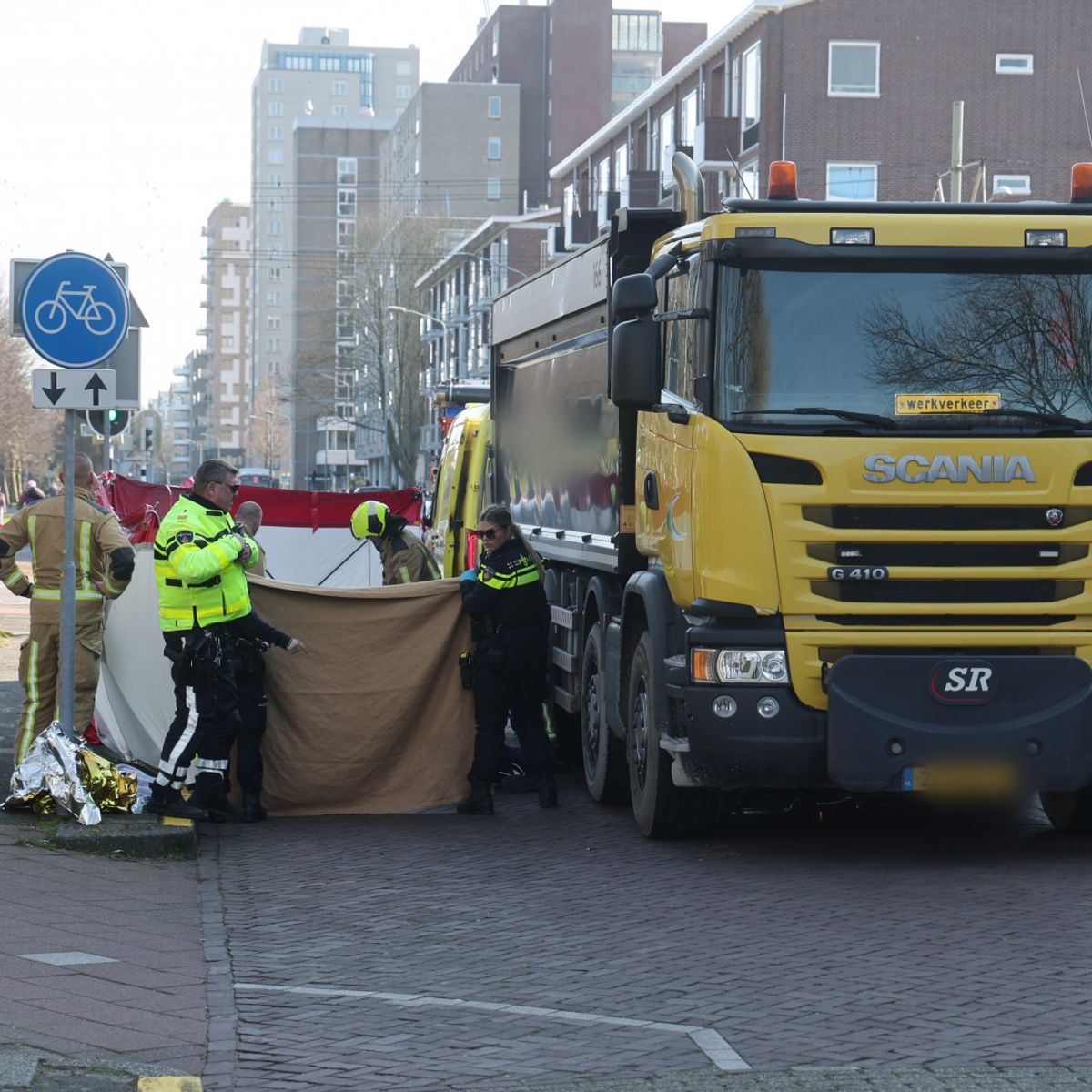 Fietser ernstig gewond na aanrijding met vrachtwagen - Omroep West
