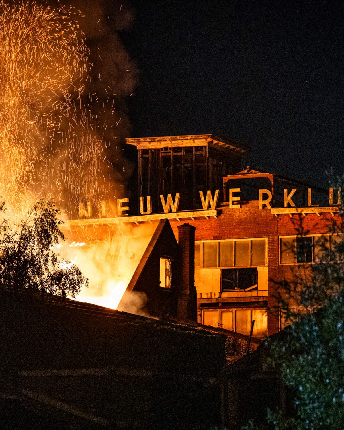 Veel rook en vonken bij brand in oude fabriek - Omroep West