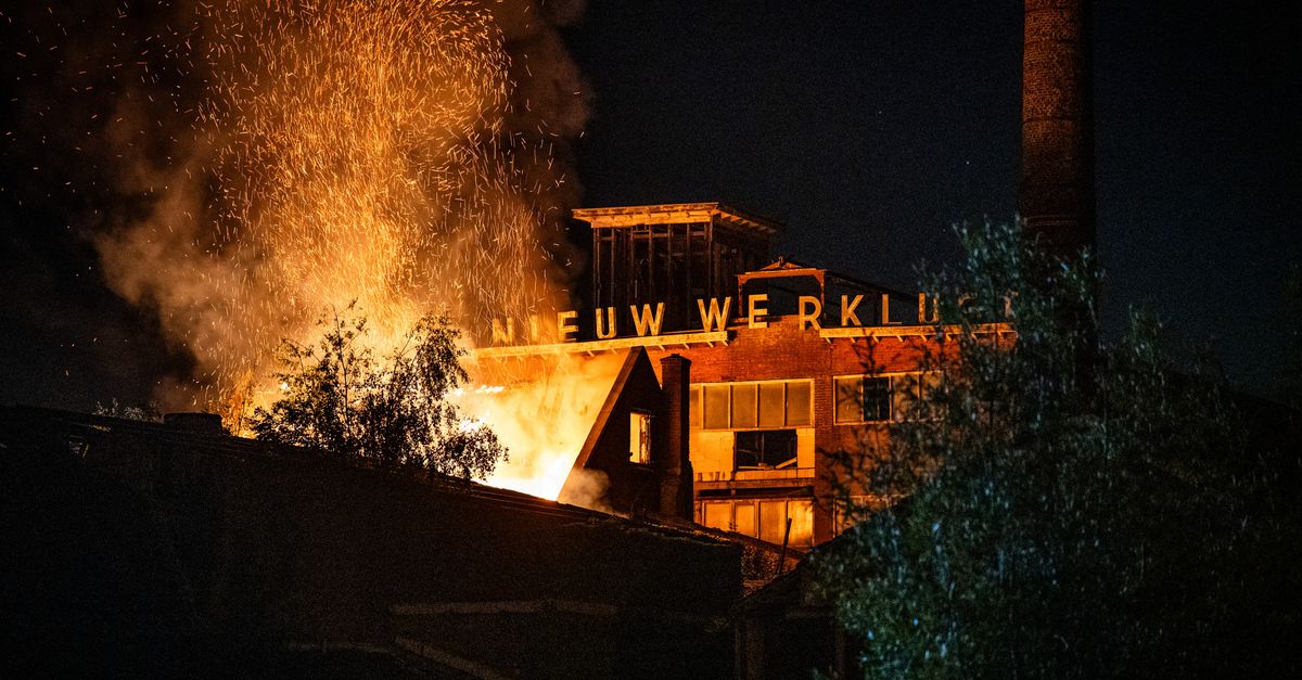 Veel rook en vonken bij brand in oude fabriek - Omroep West