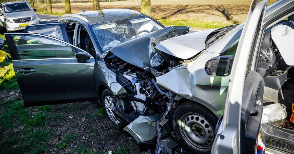 Zes mensen naar het ziekenhuis na frontale botsing - Omroep Gelderland