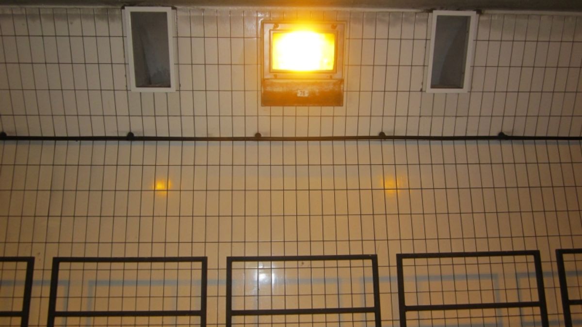 Man valt van trap in Maastunnel - Rijnmond