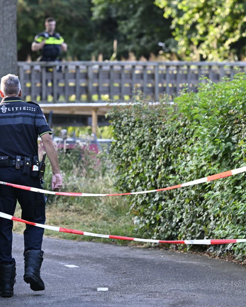 Dode gevonden in water, politie doet onderzoek - Omroep West