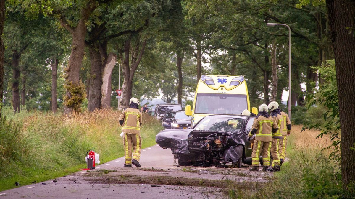 Auto knalt tegen boom bij Coevorden, gewonde naar ziekenhuis - RTV Drenthe