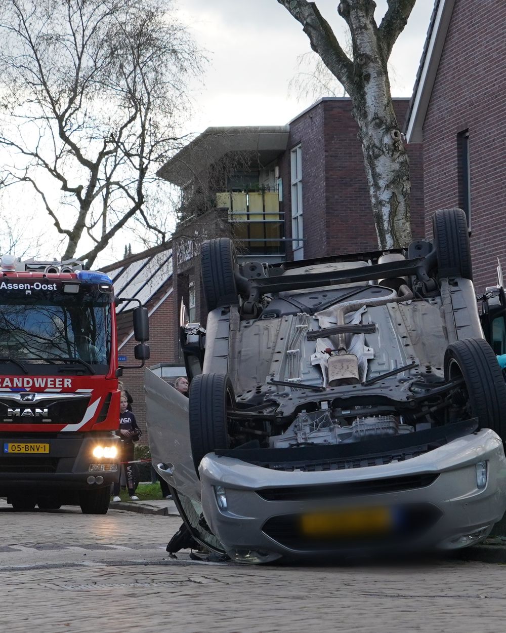 Auto in Asser woonwijk slaat over de kop: bestuurder gewond - RTV Drenthe Auto in Asser woonwijk slaat over de kop: bestuurder gewond - RTV Drenthe