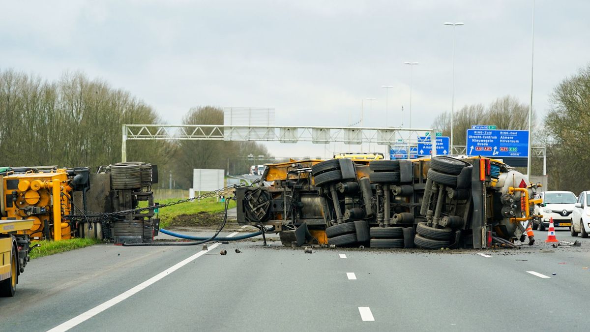 Chaos op A12 bij Bunnik vanwege gekantelde vrachtwagen - RTV Utrecht