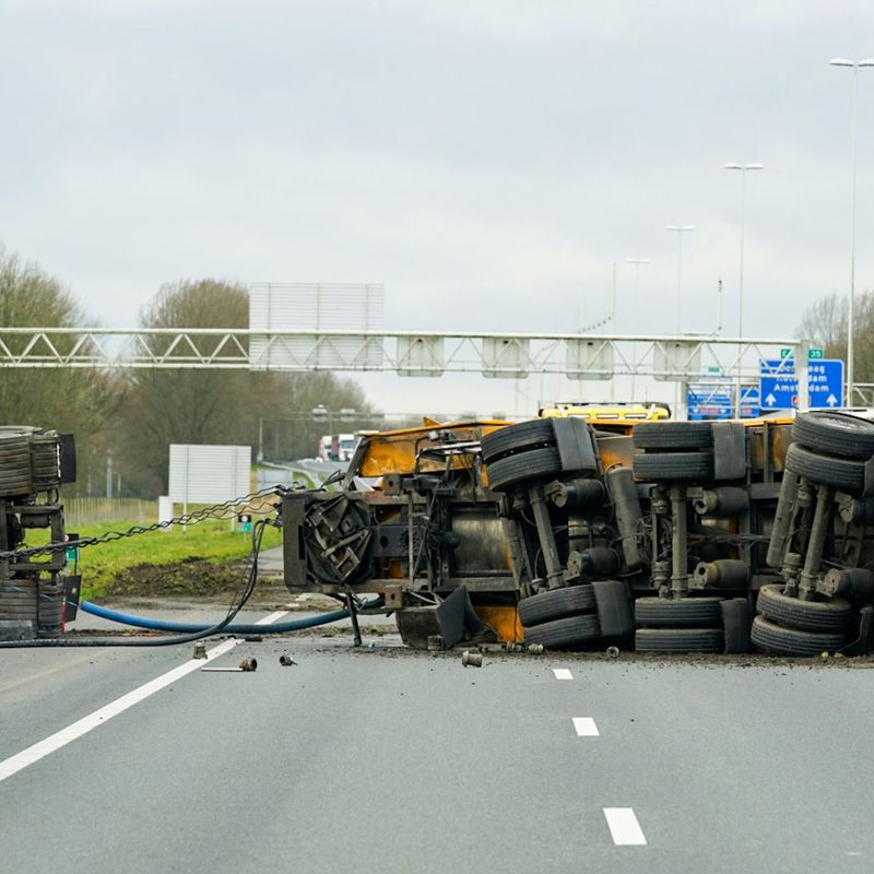 Chaos op A12 bij Bunnik vanwege gekantelde vrachtwagen - RTV Utrecht