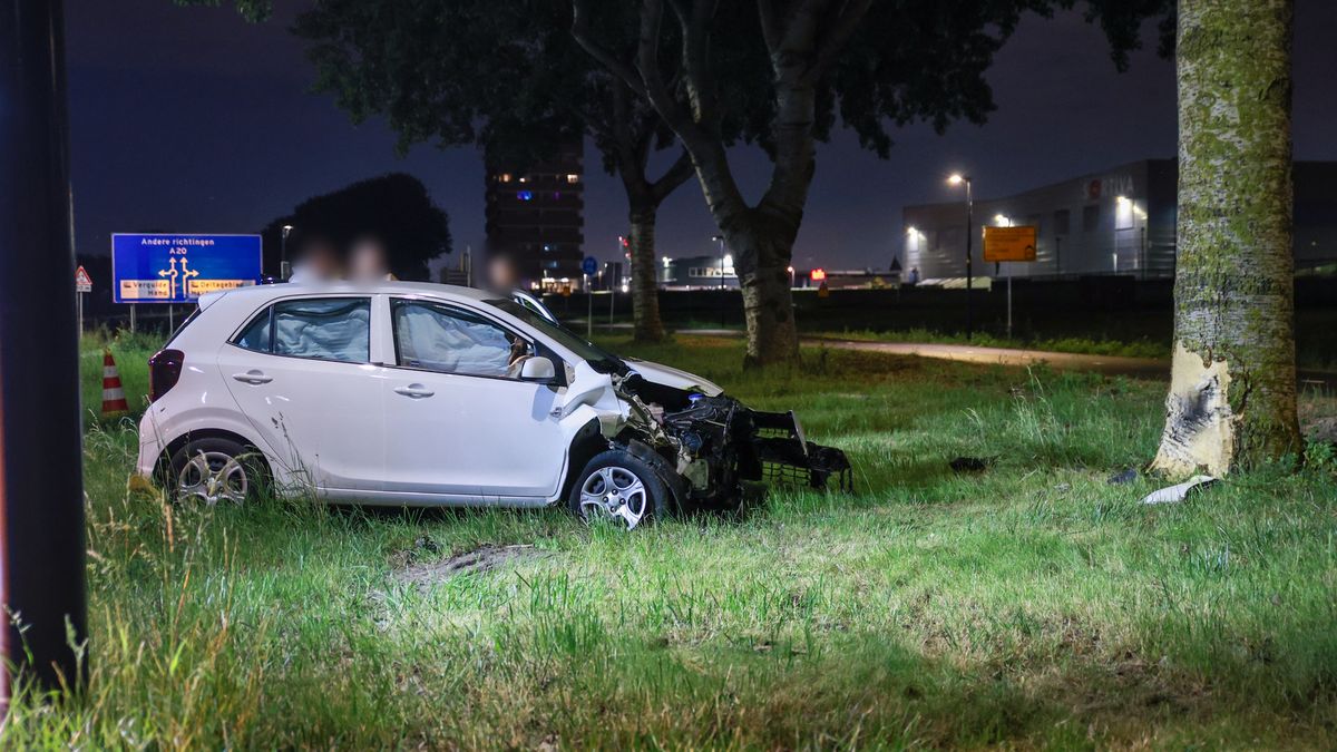 Auto knalt op boom, bestuurder naar ziekenhuis - Rijnmond