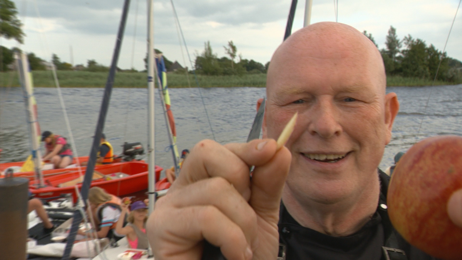 Pierre Wind maakt eten voor zeilschool - Omrop Fryslân