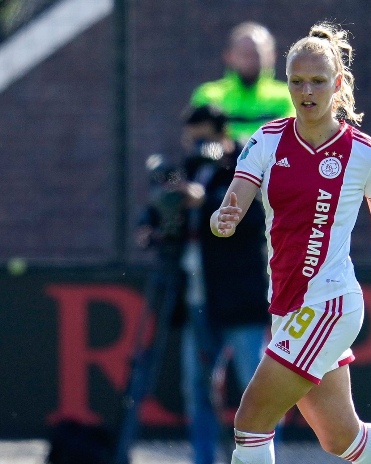 Voetbalster Tiny Hoekstra tekent twee jaar bij Ajax bij - Omrop Fryslân