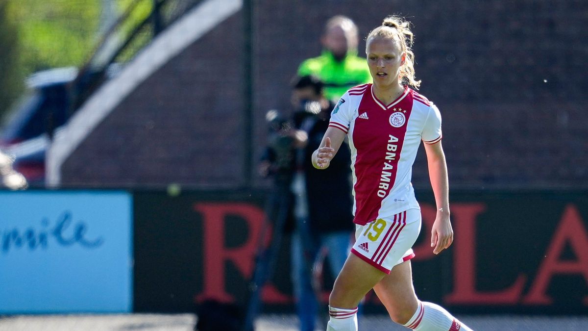 Voetbalster Tiny Hoekstra tekent twee jaar bij Ajax bij - Omrop Fryslân