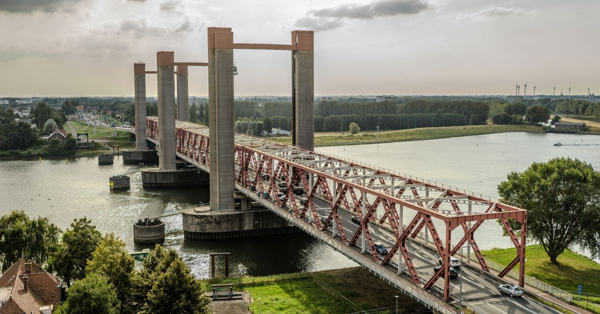 Spijkenisserbrug deels dicht door vandalisme; drukke ochtendspits ...