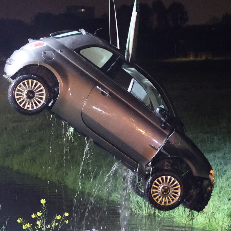 Automobilist verliest macht over stuur en belandt in water - Omroep West