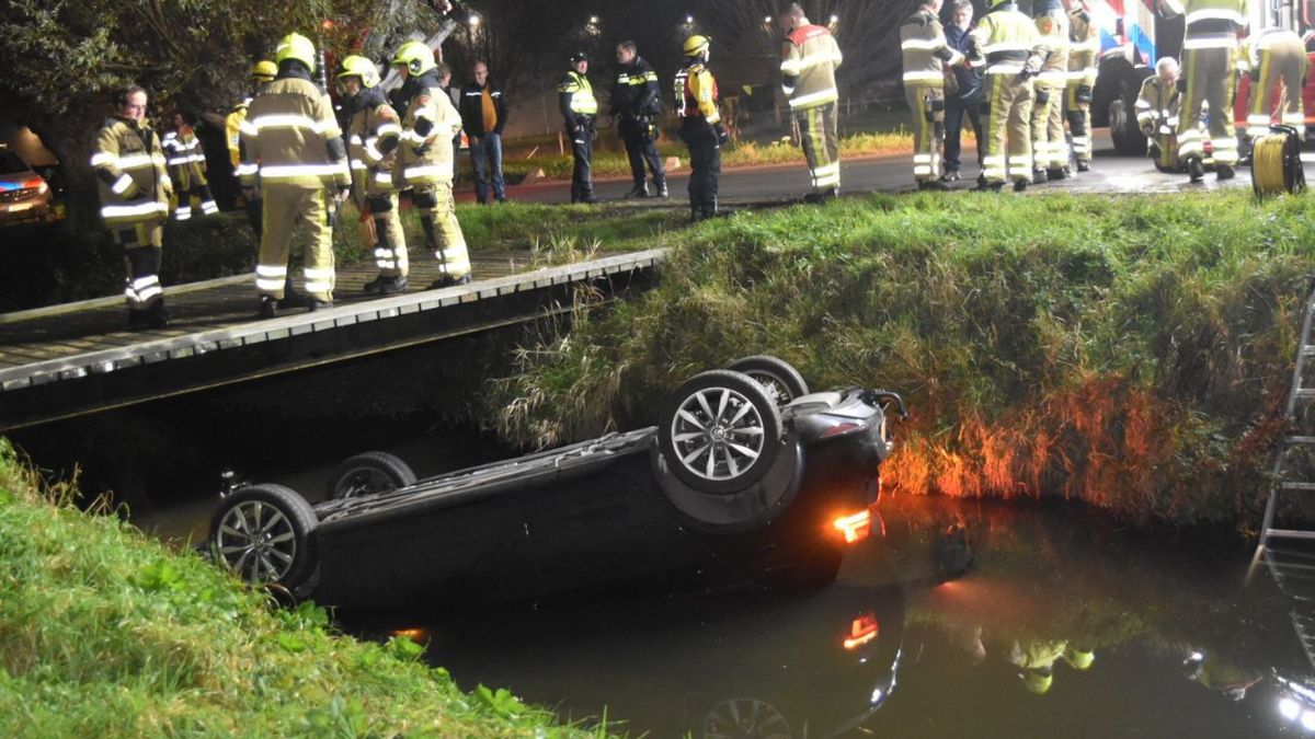 Auto ondersteboven in sloot • scooterrijder aangehouden - Omroep Gelderland