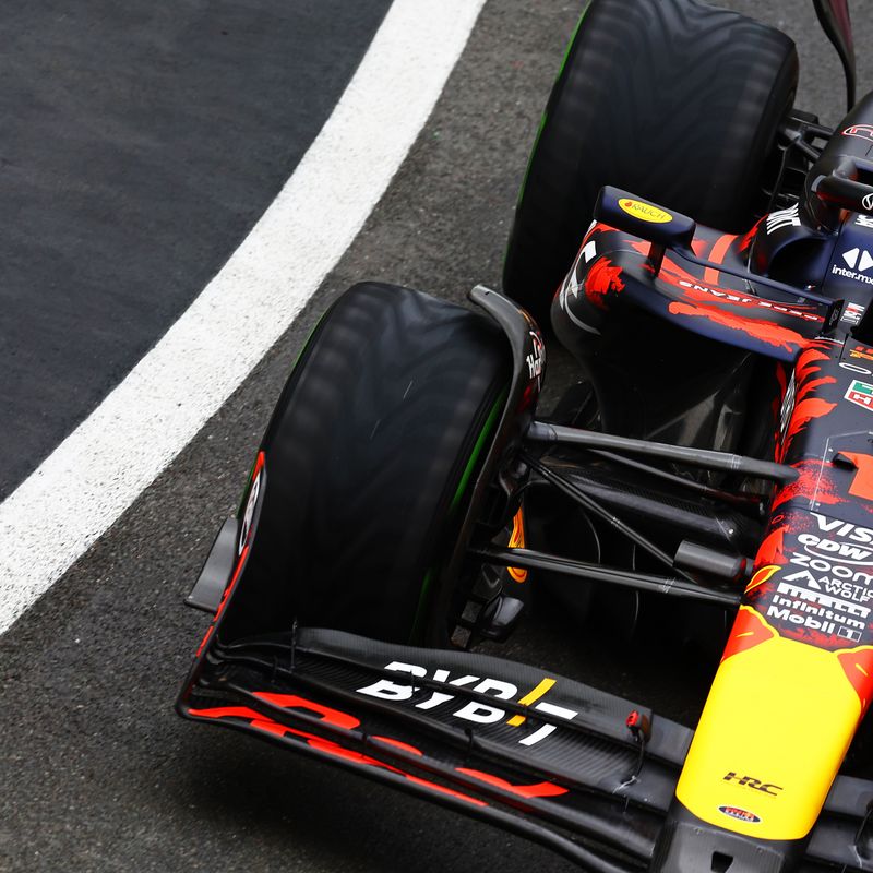 Spetterend spektakel op Silverstone: Hamilton wint, Verstappen tweede - L1 Nieuws