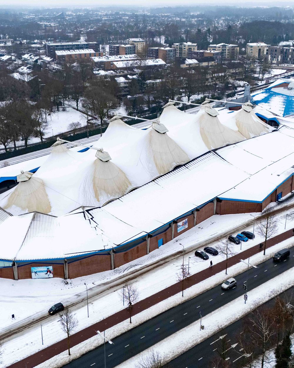 IJsbaan De Scheg dicht vanwege sneeuw die van dak valt: 'Kan gevaarlijk ...