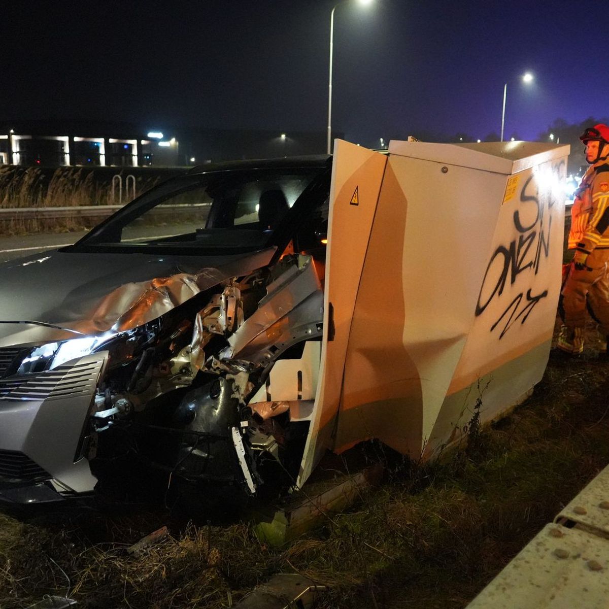 Auto uit bocht, eindigt tegen vangrails - Omroep Gelderland