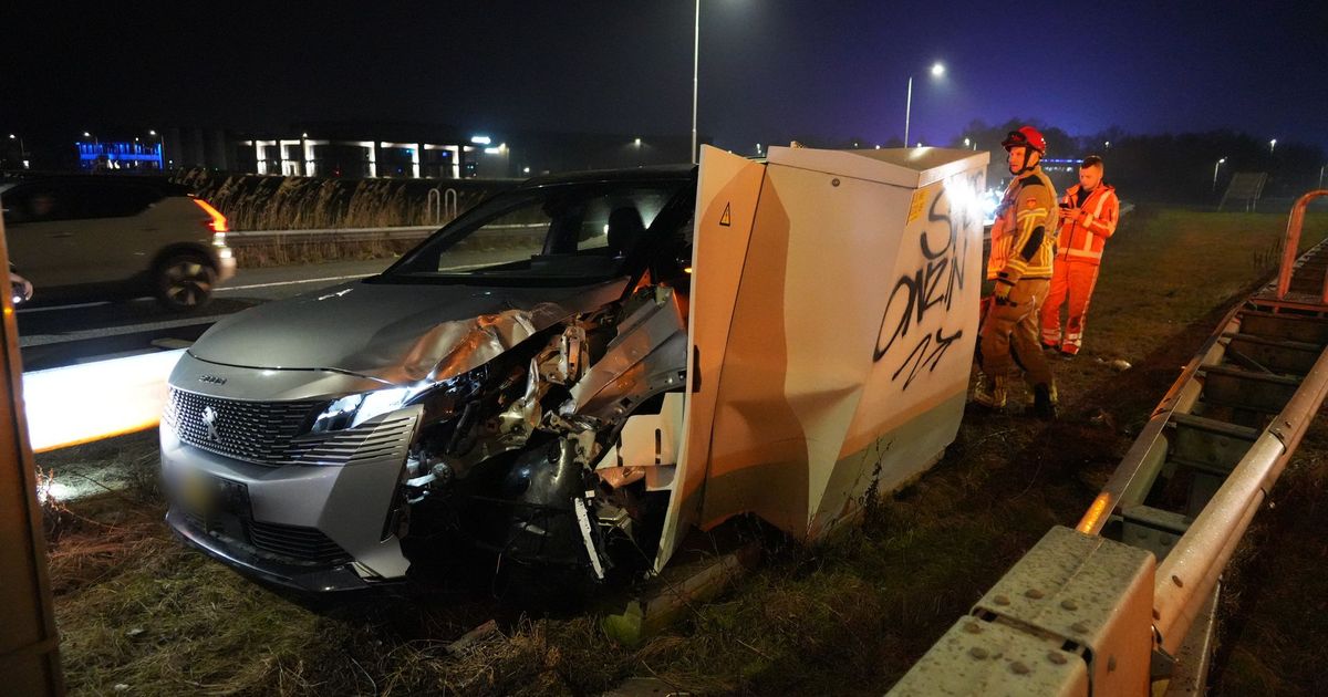 Auto uit bocht, eindigt tegen vangrails - Omroep Gelderland