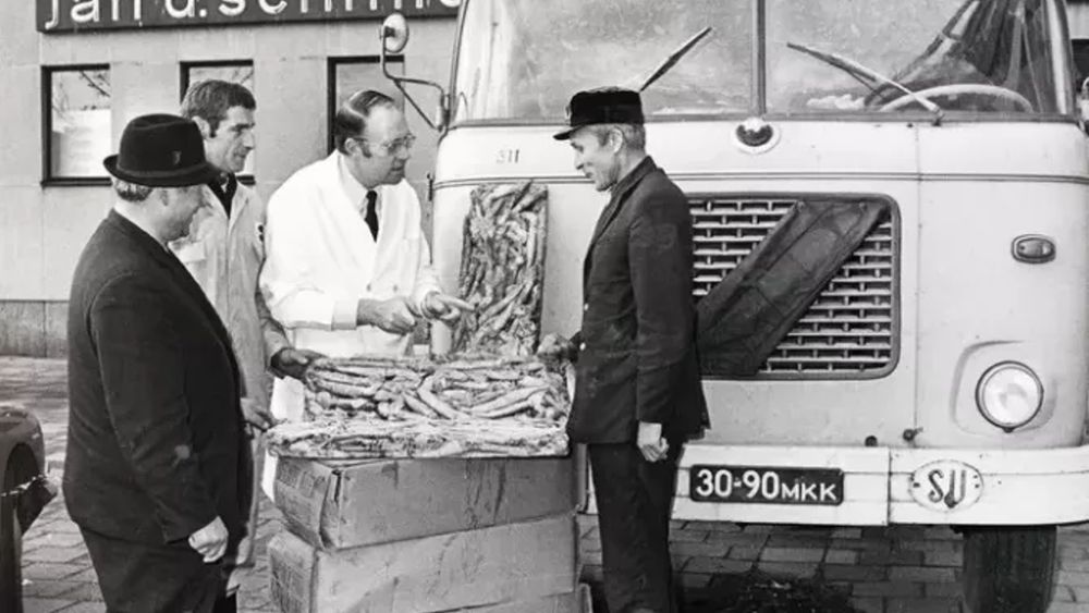 Dit zijn jullie herinneringen aan Rotterdamse vis-icoon Hans Schmidt ...