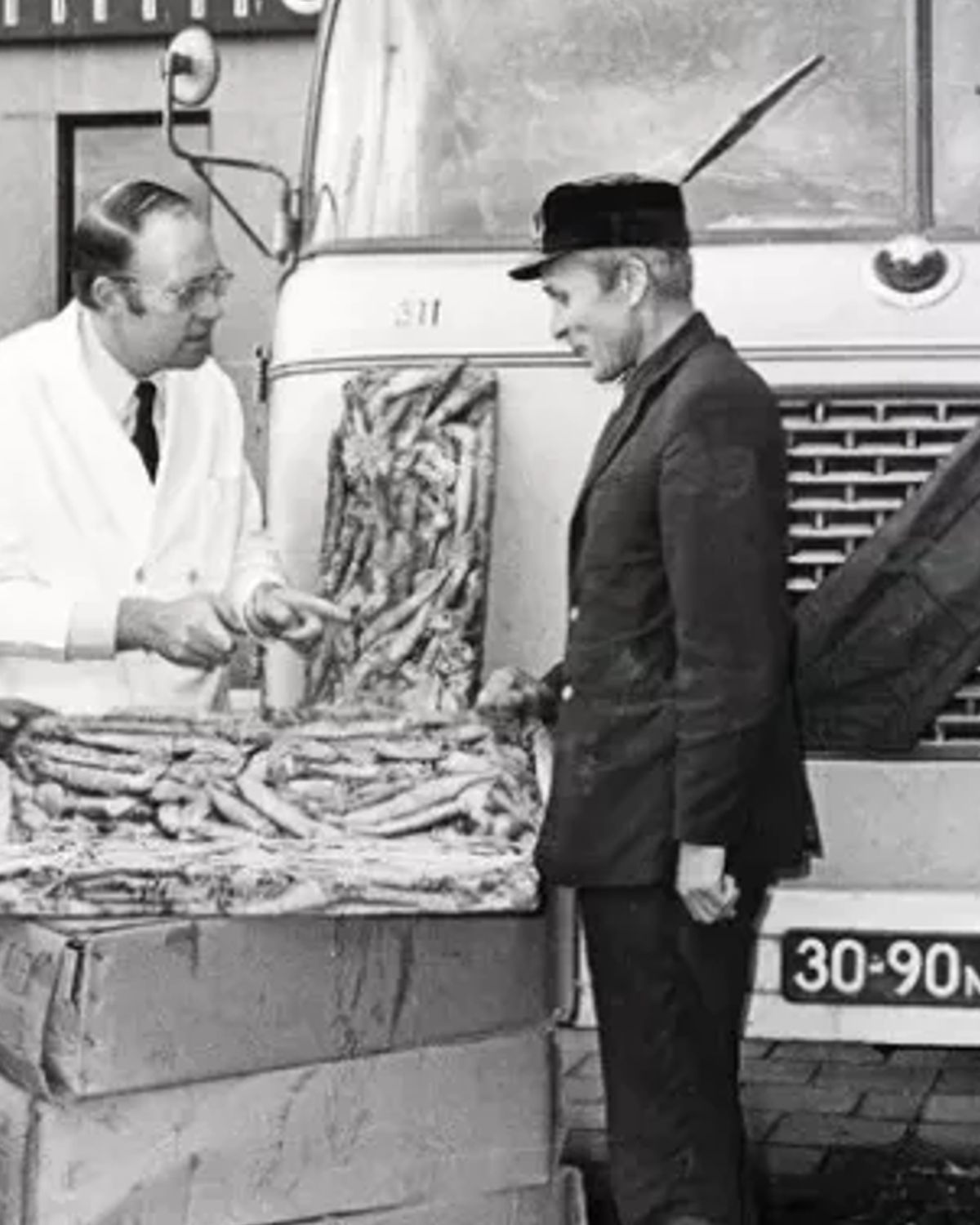 Dit zijn jullie herinneringen aan Rotterdamse vis-icoon Hans Schmidt ...