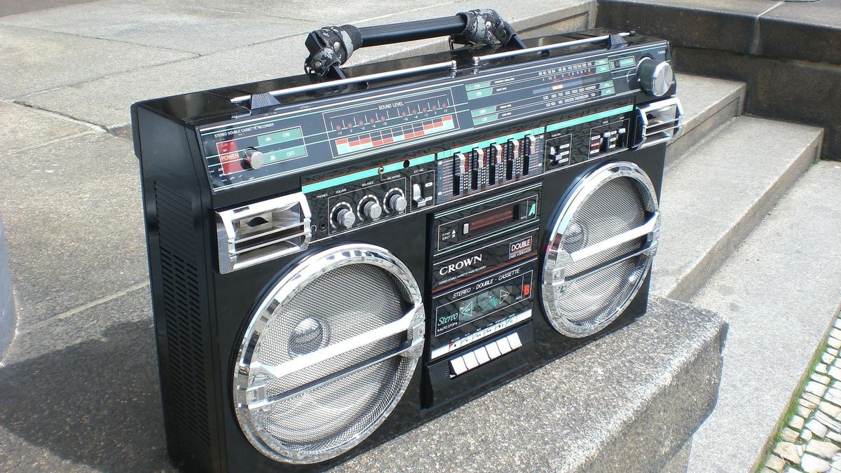 Wie is toch die man die met zijn boombox door Rotterdam fietst? - Rijnmond