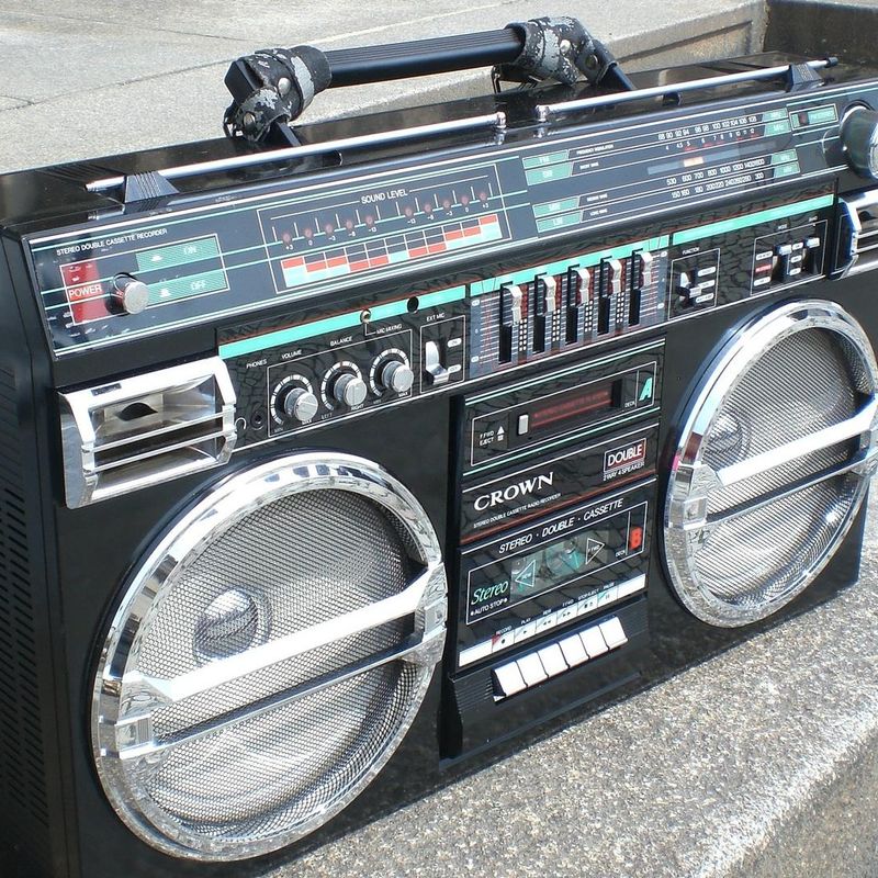 Wie is toch die man die met zijn boombox door Rotterdam fietst? - Rijnmond