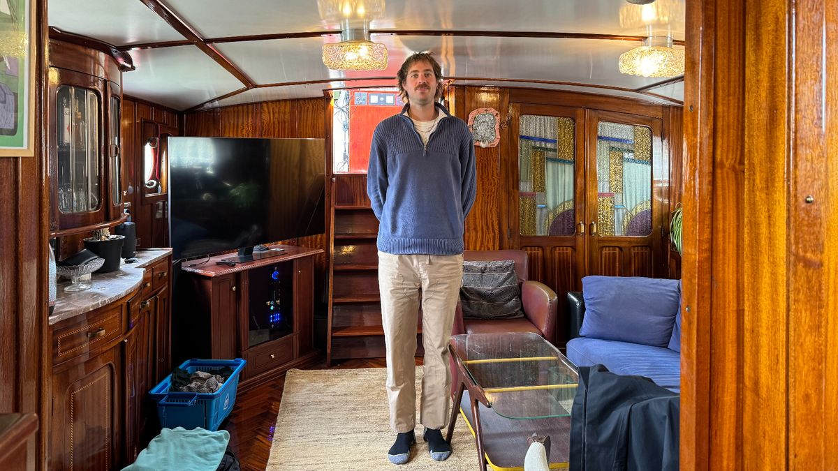 Ton (1.93m) woont op een historisch binnenvaartschip, maar moet gebukt ...
