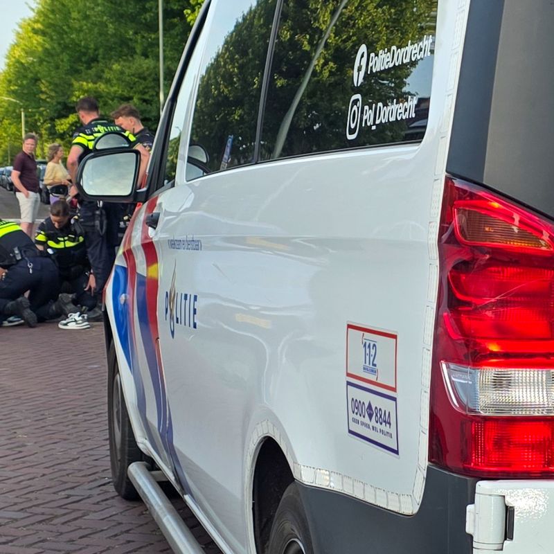 Spookrijder rijdt rondjes op rotonde | Vlammen slaan uit auto - Rijnmond