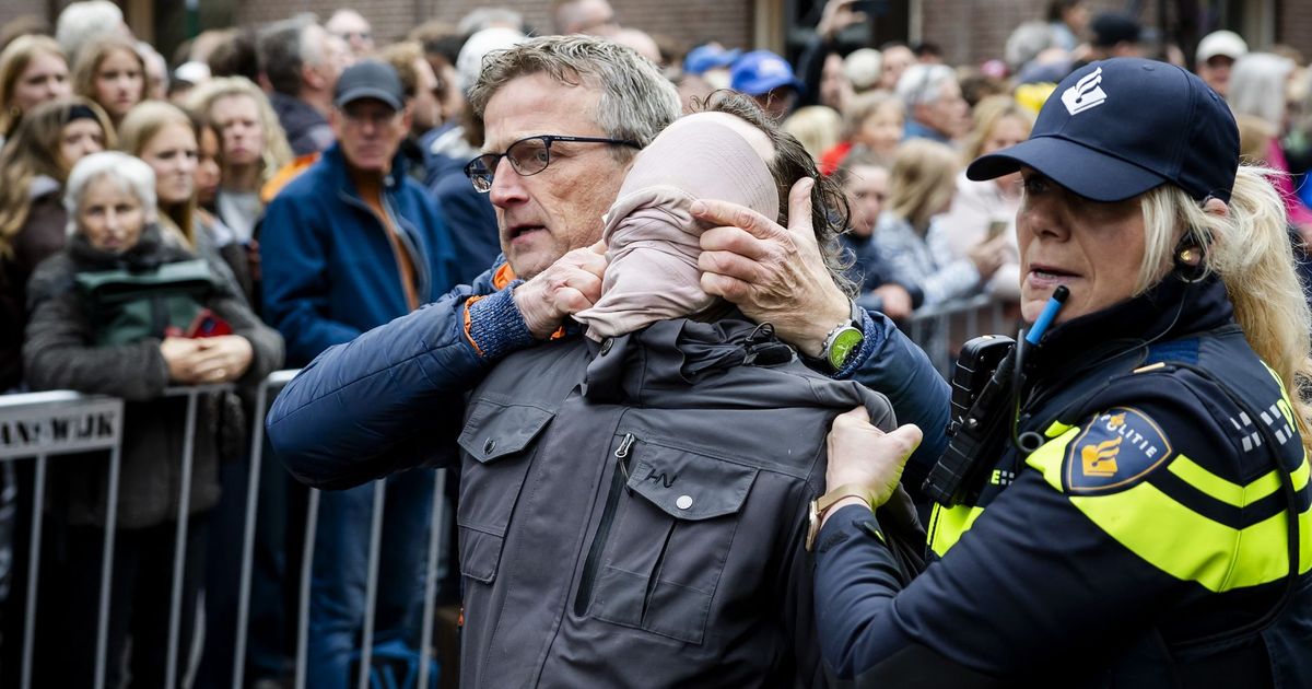 Rookbom en protest op 5 mei vorig jaar, dit doen ze nu anders - Omroep ...