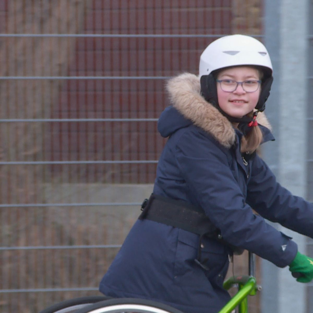 Sabina (12) kan niet lopen, maar doet wel mee aan de CPC Loop - Omroep West