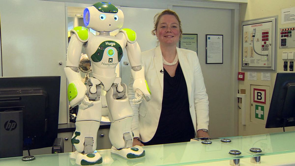 Rotterdams hotel neemt robot in dienst - Rijnmond