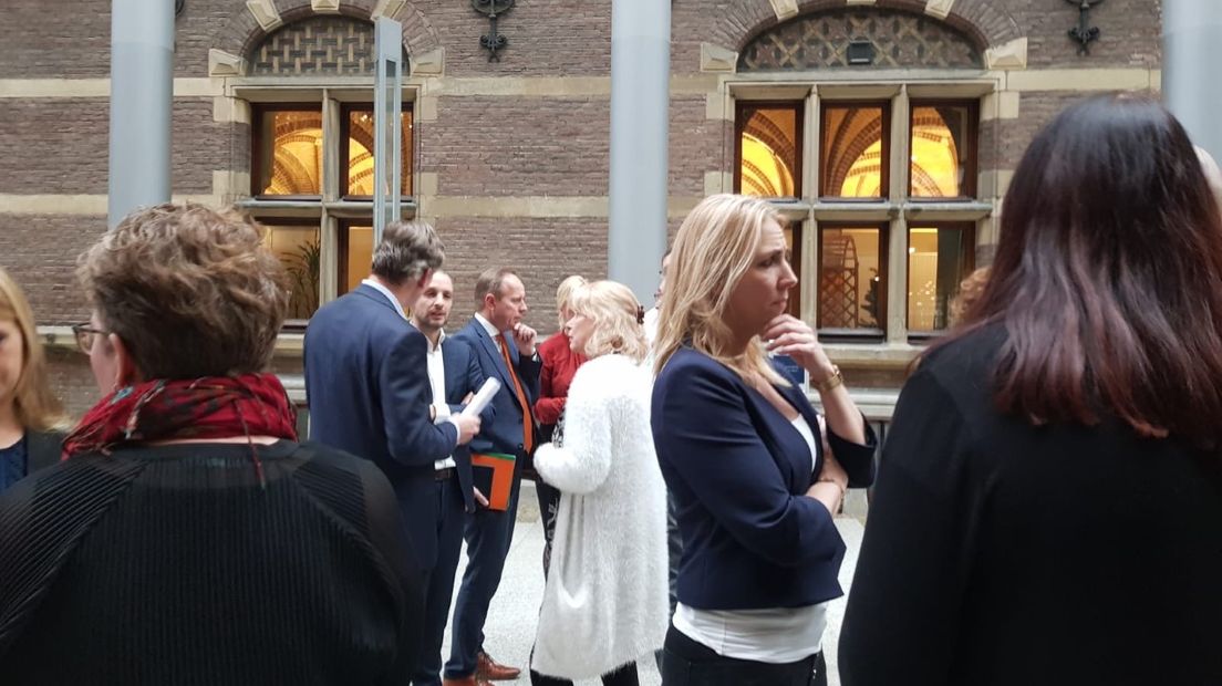 Medewerkers Hoenderloo Groep bieden handtekeningen aan in Den Haag ...