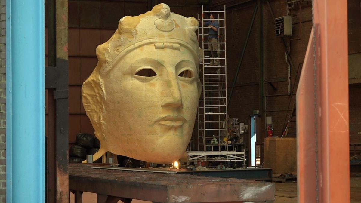 Een 6 meter hoog Romeins masker van... purschuim - Omroep Gelderland